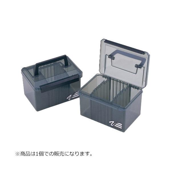 在庫状況：お取り寄せ/◆可変式の仕切板を装着することでスピナーベイトを最大20本収納が可能。◆仕切板を取り外せばワームを袋ごと収納でき、一体型止具で蓋の開閉もスムーズに行えるハードポーチ。◆VS-8050、VS-3080、VS-3078にシ...