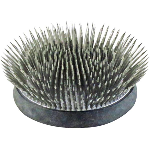 在庫状況：お取り寄せ/お届け：約1週間/◆針が放射状になっているのでそのまま挿すだけで茎や枝が自然に広がる剣山です。◆放射状なので円テーブルでの生け花にも容易に形が整います。/[305PACKステン]