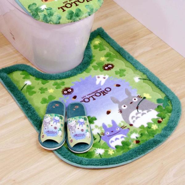 在庫状況：お取り寄せ/7日〜10日で出荷◆※マットに飛び乗るとすべってけがをすることがありますので飛び乗らないでください。◆青空の下でトトロたちがどんぐりやクローバーを見つけて遊んでいるような可愛いデザイン。◆マットには四つ葉のクローバーが...