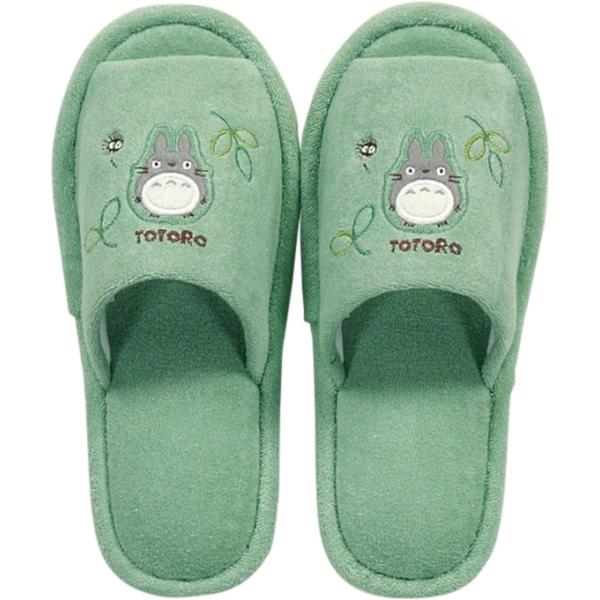 在庫状況：お取り寄せ/7日〜10日で出荷/※乾燥機不可◆風で舞うはっぱの中に佇むトトロ。◆映画のワンシーンが思い浮かぶジブリファンにはたまらないトイレスリッパ。・商品サイズ(約)：220×260×100mm/[77888センコ]