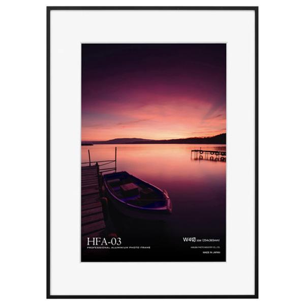 在庫状況：お取り寄せ/2018年03月 発売/※画像は使用イメージです。◆細身のフレームとワイドマットが作品を引き立たせる展示会等に最適なアルミ製額縁です。◆Vカットの中抜き加工より、額に奥行き感を与え、作品をより引き立たせます。/[HFA...