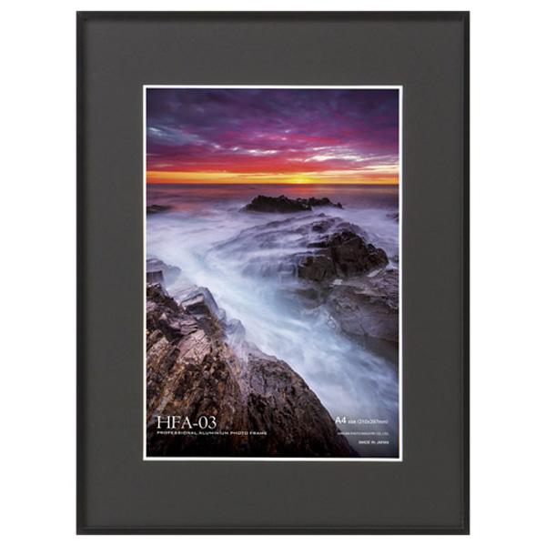 在庫状況：お取り寄せ/2018年03月 発売/※画像は使用イメージです。◆細身のフレームとワイドマットが作品を引き立たせる展示会等に最適なアルミ製額縁です。◆Vカットの中抜き加工より、額に奥行き感を与え、作品をより引き立たせます。/[HFA...