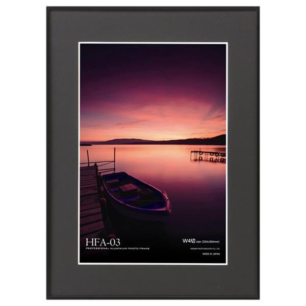 在庫状況：お取り寄せ/2018年03月 発売/※画像は使用イメージです。◆細身のフレームとワイドマットが作品を引き立たせる展示会等に最適なアルミ製額縁です。◆Vカットの中抜き加工より、額に奥行き感を与え、作品をより引き立たせます。/[HFA...