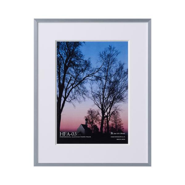 在庫状況：お取り寄せ/2025年10月 発売/◆細身のフレームとワイドマットが作品を引き立たせる展示会等に最適なアルミ製額縁です◆奥行き感のあるフレームは高品質な日本製◆コーナー金具のネジをゆるめて短辺から出し入れができる、位置決めのしやす...
