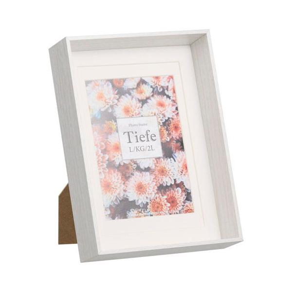 在庫状況：お取り寄せ/2023年11月 発売/※画像はイメージです。◆写真を立体的に飾れて小物もディスプレイできる奥行きのある木製フォトフレーム◆背板のスタンド・金具と付属の吊りヒモで壁掛けと卓上どちらにも対応◆対応写真サイズ：Lサイズ、K...