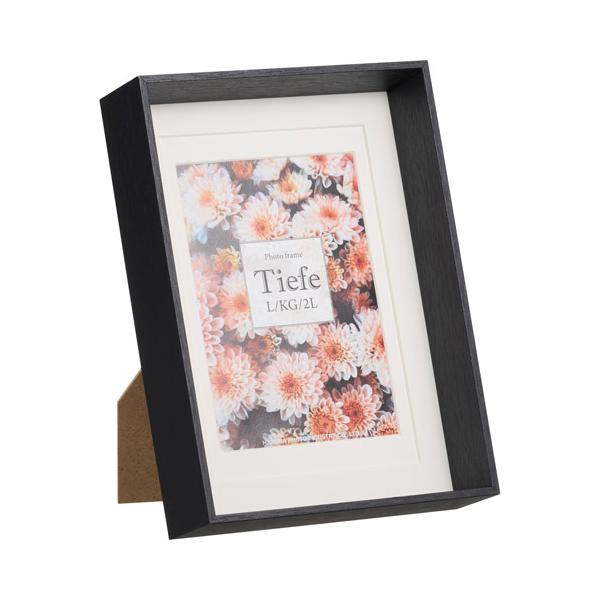 在庫状況：お取り寄せ/2023年11月 発売/※画像はイメージです。◆写真を立体的に飾れて小物もディスプレイできる奥行きのある木製フォトフレーム◆背板のスタンド・金具と付属の吊りヒモで壁掛けと卓上どちらにも対応◆対応写真サイズ：Lサイズ、K...