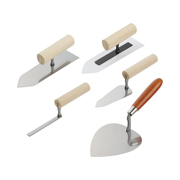 在庫状況：お取り寄せ/取引先在庫あり2日〜4日で出荷/※中塗鏝は下地へ材料を塗り付ける粗塗り(中塗り)工程で使用します。※PC仕上鏝は仕上塗り作業に使用します。※中塗鏝で塗り広げた後に仕上鏝で表面を仕上ます。※適度なしなりがあり力加減の調整...