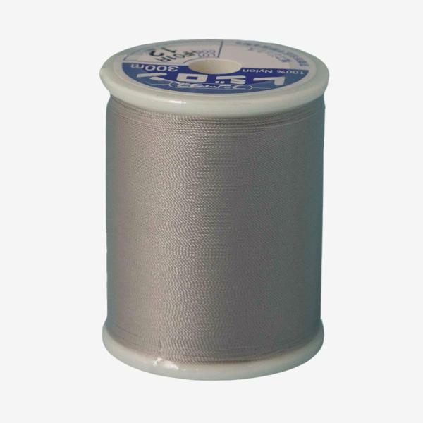 在庫状況：お取り寄せ/7日〜10日で出荷/※お使いのモニター設定、お部屋の照明等により実際の商品と色味が異なる場合がございます。ご了承ください。◆ナイロン特有の伸縮性を生かし、特殊加工によって糸の抱合力を高めた、ニット布地専用のミシン糸です...