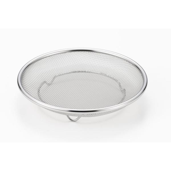 在庫状況：お取り寄せ/◆野菜の水切りや湯切りはもちろん、フライパンやお鍋に入れて、蒸し器としても使える便利な浅ざる。◆麺類や鍋の具材を盛り付け、そのまま食卓に出したり、揚げアミとしても使えます。◆足付きなので、直接食材が接地面に触れずに衛生...