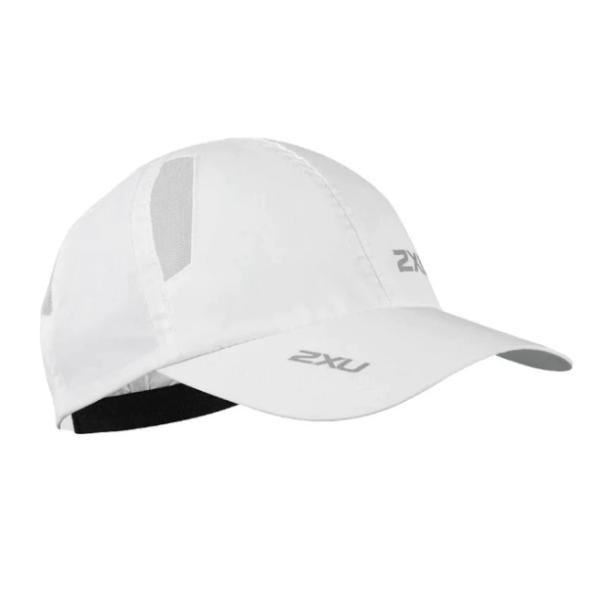 在庫状況：お取り寄せ/◆2XUのパフォーマンスキャップは紫外線を防ぎ、通気性がある為、運動中でも涼しさを保ってくれます。◆調整可能なストラップ付きで快適な付け心地。/[UQ5685FWHTWHTF]
