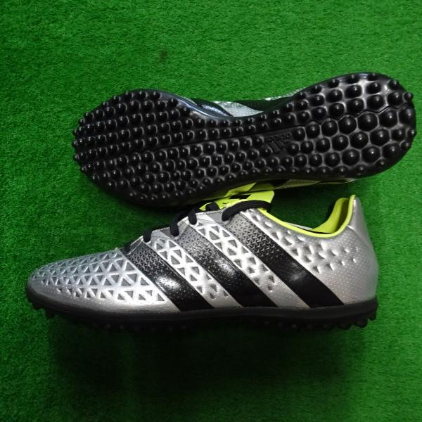 店頭販売をしていた商品です。倉庫内の整頓にともない特別価格にてご提供します。新品ですが、旧モデルのため色あせや、汚れなどがあることがございます。ご理解の上購入をお願いします。ACEシリーズのトレーニングシューズモデル。アッパーは人工皮革を使...