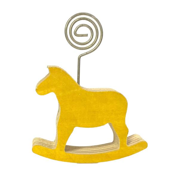 ユラユラゆらして遊びたくなるかも。木馬のカタチがとってもかわいいメモホルダーが3個セットで！渦巻きの部分にメモやポストカードなどをはさんでオシャレに立てて置くことができます。分類タグ:  【書籍・雑貨など】  【イエロー】  【乗馬 文具 ...