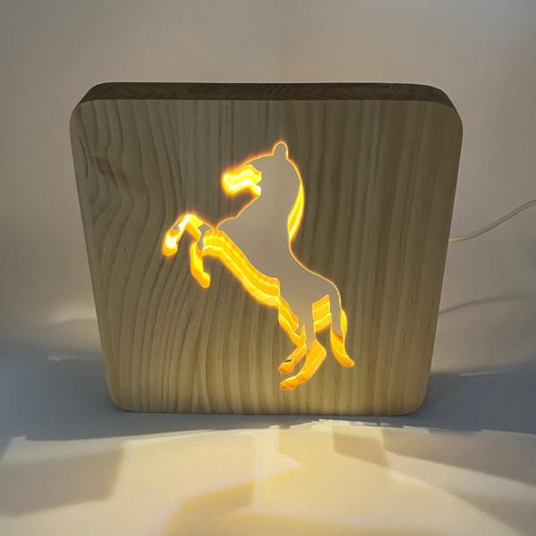 馬のシルエットがやさしく光るウッドホースライトはナチュラル＆モダンな雰囲気がGOOD！ さりげなくオシャレな空間演出にいかがでしょうか？分類タグ:  【書籍・雑貨など】  【乗馬 文具 家電】 乗馬 乗馬用品 馬具