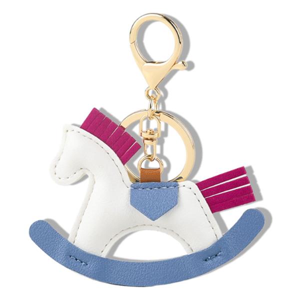 バッグや鍵を簡単に彩る、愛らしいロッキングホースキーホルダー。レザー調素材に上品なステッチ、ゴールド金具が魅力。馬好きへのギフトにも最適な多用途アイテム。　分類タグ:  【その他 雑貨など】  【ブラック】  【ブルー】  【ブラウン】  ...