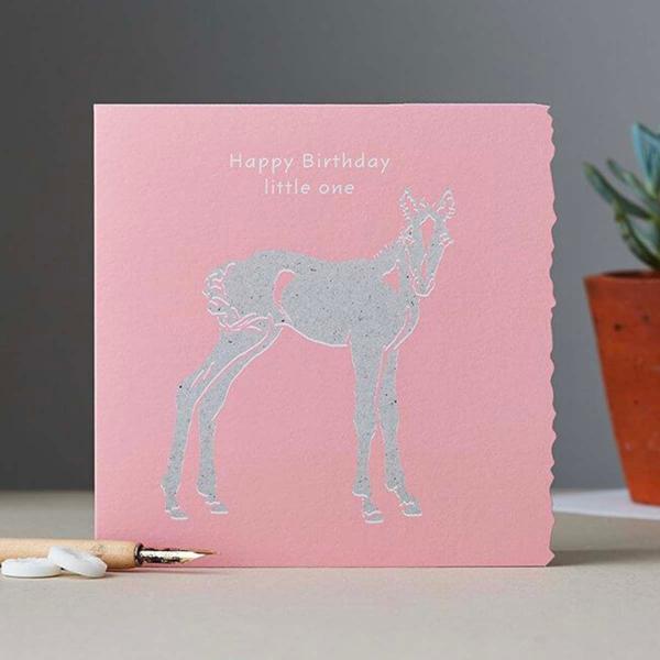 大切な人の特別な日に送りたいグリーティングカード。思わず飾っておきたくなるような、馬をモチーフにした素敵な絵柄が10種類。誕生日はもちろん、お祝い事にもオススメです。■ブランドDeckled Edge（デックルドエッジ）分類タグ:  【その...