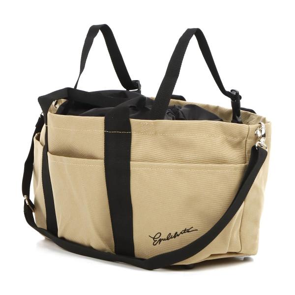 撥水キャンバス地製のEQULIBERTAオリジナル3WAYグルーミングバッグ。持ち手が3種類あり、洗い場のお手入れにも便利なバーストラップが付いています。■ブランドEQULIBERTA（エクリベルタ）■素材ポリエステル100％■シーズンオー...