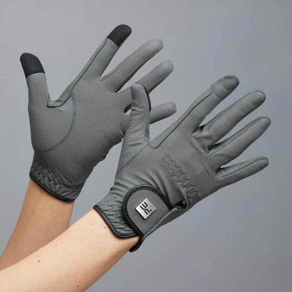 高級感がある型押しのパテントレザーを素材に選び、都会的でモダンな表情に仕上げたグローブ。すぐれたフィット感とすべりにくさが好印象。スマホ対応なのもうれしいポイントです。■ブランドPremier Equine（プレミアエクイン）■対象レディー...