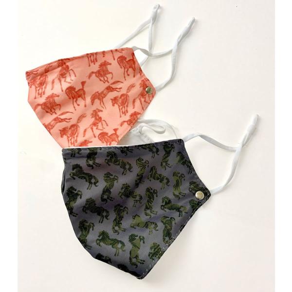 ライフスタイルにも大好きな馬を！オシャレな馬柄の２枚セットのマスクが登場。肌当たりのよいコットンの裏地、ノーズワイヤー、フィルターを入れて使えるポケット付きです♪■ブランドSPICED（スパイス）■素材素材１：コットン 100%素材２：ポリ...