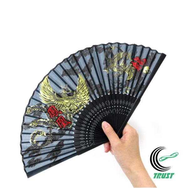 シルク生地を使用した和の趣き漂う扇子。暑い夏、涼風でECOにも繋がる粋な心意気。コンパクトに畳めるので持ち運びに便利。浴衣&amp;着物はもちろん普段使いにもお洒落です。日本土産としても大変人気です。ヘッダー付きクリアケース入り。※撮影環境...