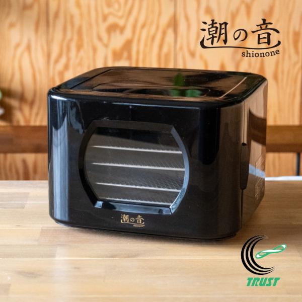 さまざまな食材の乾燥品を短時間で手軽に作ることができるフードドライヤー。【サイズ】(約)幅282×奥292×高193mm、2,800g【材質】本体：ポリプロピレン、アクリル、ガラス、アルミ亜鉛合金メッキ鋼板ファンカバー・網：18-8ステンレ...