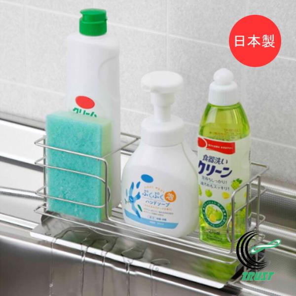 シンク周りでの洗剤・タワシ類の整理収納に。スペースが狭いシンク脇でも置きやすいスリムな幅。斜めトレーなので、水が流れ落ちやすく、お手入れも楽です。【サイズ】本体：（約）幅25.4×奥行8.2×高さ10.6cm（脚ゴム含む）斜めトレー：（約）...