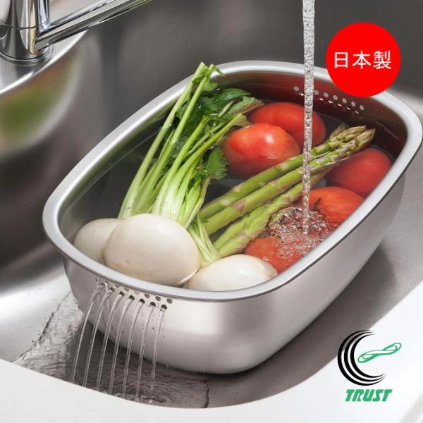 衛生的に使えるオールステンレス製の洗い桶です。落ち着いたつや消し仕上げで、全体的に丸みを帯びた美しい形状です。両サイドに水切り穴を設けてあるので、中の物が溢れ出しません。底足付きなのでゴミがたまらずに使用できます。※側面に製造上できる跡があ...