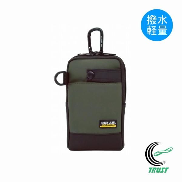 撥水＆軽量生地使用。お仕事用からアウトドアまで対応。ねじれにくいカラビナ、ベルト通しも付いているので、好みやシーンに合わせて装着が可能です。小物はもちろんタバコやスマホ、ペンなどの収納に便利です。（裏にペンポケットあり）※ご使用のパソコンの...