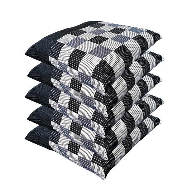 送料無料の座布団カバーです。お買い得な５枚セットでの販売です。在庫限りのお買い得商品です。ネコポス便での対応限定とさせていただきます。サイズは約５５×５９ｃｍです。銘仙判　サイズです。生地組成は綿１００％です。安心の日本製です。座布団カバー...