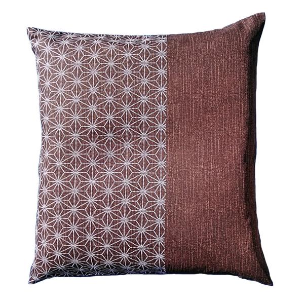 超特価の座布団カバーです。在庫限りのお買い得商品です。ネコポス便での対応限定とさせていただきます。サイズは約５５×５９ｃｍです。銘仙判　サイズです。生地組成は綿１００％です。安心の日本製です。座布団カバーのみの販売です。座布団の中身は付属し...