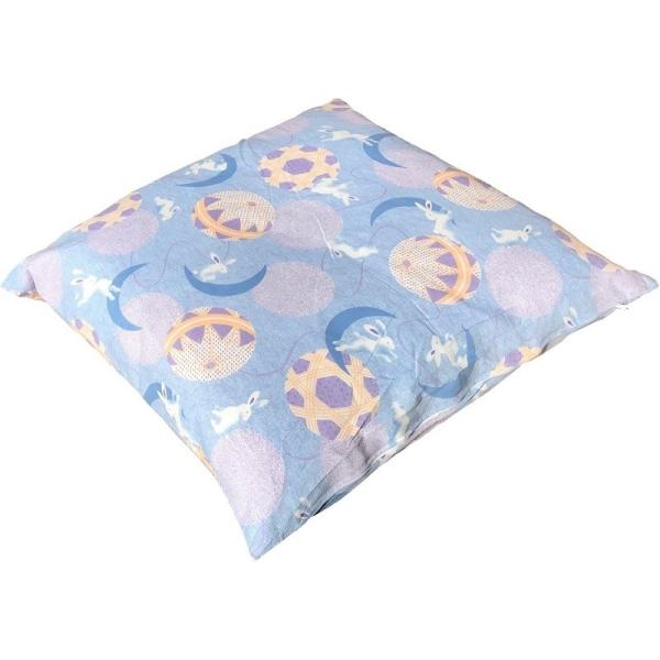 超特価の座布団カバー１枚です。１〜５枚セットを取り扱っています。在庫限りのお買い得商品です。ネコポス便での対応限定とさせていただきます。サイズは約５５×５９ｃｍです。銘仙判　サイズです。生地組成は綿１００％です。安心の日本製です。座布団カバ...