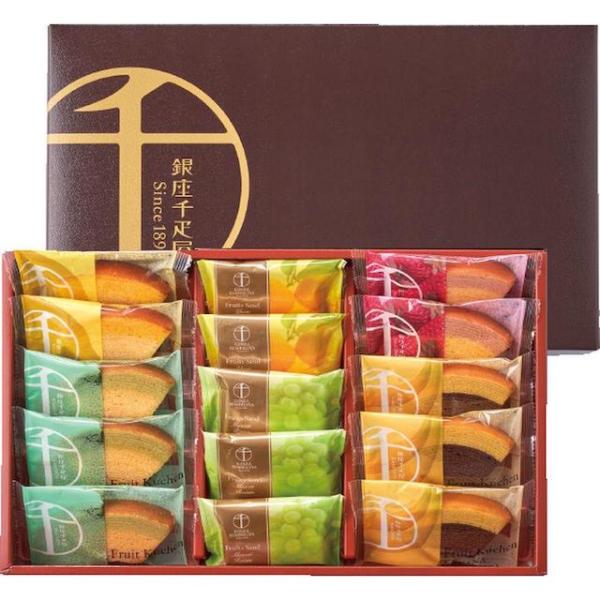 一層一層丁寧に焼き上げた生地と、果汁を加えて仕上げた生地の2つの味が絶妙なハーモニーの「フルーツクーヘン」。なめらかで口当たりのやさしいフルーツクリームと香り豊かな果肉を香ばしいクッキーでサンドした「フルーツサンド」の詰合せです。●商品：フ...