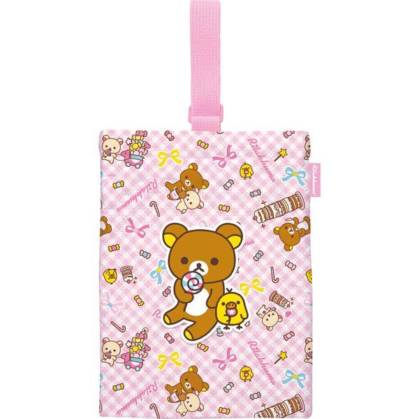 【メール便可能】リラックマのシューズバッグです☆うわばきや体育館ばき、運動靴などのシューズ入れにピッタリ！持ちやすい持ち手付き♪ガサばらないし、気軽に洗えるキルティング素材もうれしいですね♪★サイズ：約H255×W200×D55mm★素材：...