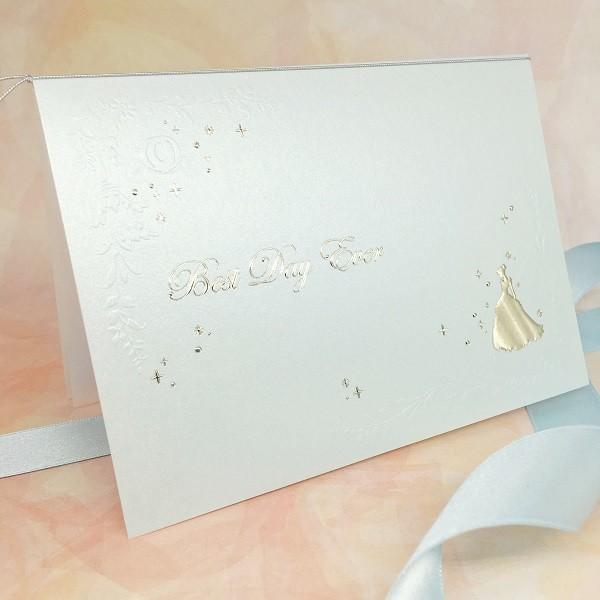 パールがかった淡い水色が上品な印象のメニュー表です。かぼちゃの馬車やガラスの靴がちりばめられ、シンデレラのドレスには、見る角度によってドレープのような模様が出る特殊加工が施してあります。テンプレートやイラストをご自由にお使いいただけます。■...