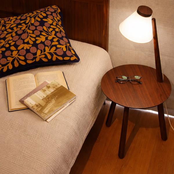 枕元を優しく照らす照明付きテーブル 国産 日本製 ウォールナット