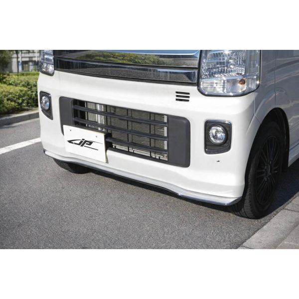 スズキ エブリイワゴン フロントリップスポイラー DA17W※品番　JP-609-1FL適合エブリイワゴン DA17W 2015年(平成27年)〜2026年(令和8年)5月取り付けですが、ビス穴が付いているほうを上に向けます。
