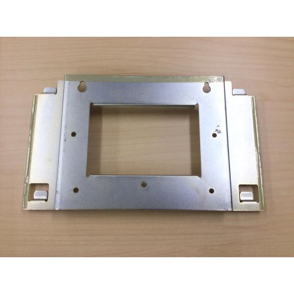 NTT NX2S-ME/ＮXS-ME/GXS-MEの主装置を壁掛けする際に必要な金具 1枚 です。