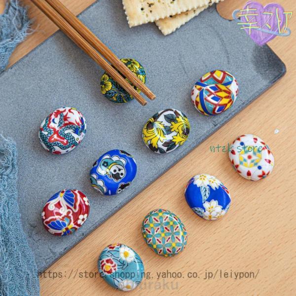商品の説明商品名：箸置きサイズ：長さ3.4 cm*幅2.8 cm。サイズA=5個入り。サイズB=10個入り。すごくかわいいです。素材：良質の陶磁器。【可愛いな装飾】家庭、和食店、中華料理店等に使えて、他の食具と組み合わせて、いつもの食事の雰...