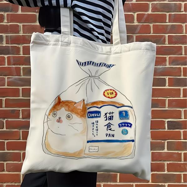 【縁起物の招き猫デザインが、毎日の持ち歩きに幸運をプラス。】商売繁盛・家内安全のご利益で知られる招き猫を、シンプルで可愛いグラフィックで表現。普段使いのバッグにちょっとした運気を呼び込みたい方にぴったりのデザインです。【A4サイズが楽々入る...