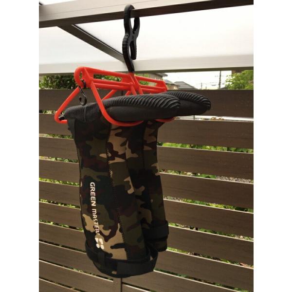 靴が逆さになるので洗った際にしみ込んだ水分が下に落ちやすく風通しもよくなります。乾きにくいどころか、どう干すのが正解なのかも悩ましい靴やウエーダーも洗濯しやすくなること間違いなしです！靴を宙に浮いた状態に吊りながら裏返すという理想的な干し方...