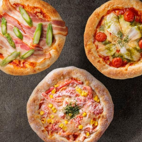 山陰両県で採れた原材料、加工した3種のピザを愉しめます。境港産の紅ずわいがに(むき身)を贅沢に使用したトマトソースの「紅ずわいがにとコーンのピザ」。島根県産のどぐろを贅沢に使用したトマトソースとジェノベーゼソースの「のどぐろとトマトのピザ」...