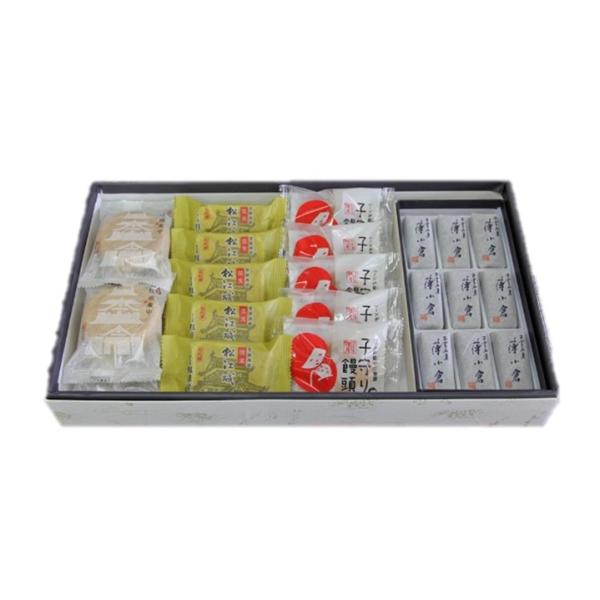 桂月堂は不昧公のお膝元松江で創業し、創業以来、菓子造りに専念し古より受け継がれた技法を守り続けています。3日間秘伝の蜜に漬け込んだ、大粒の大納言小豆を丁寧に炊き上げ、錦玉(きんぎょく)を流し込み、じっくりと窯で乾燥させた逸品の「薄小倉」。湖...