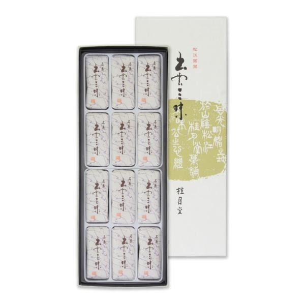 諸越(もろこし)粉という小豆を挽いて粉にしたものを用いた落雁、粒入り小豆羊羹、白玉粉を用いた求肥で三段重ねに仕上げました。内容：出雲三昧×12賞味期限：製造日より常温で10日間保存方法：直射日光・高温多湿を避け、常温で保存特定原材料8品目：...