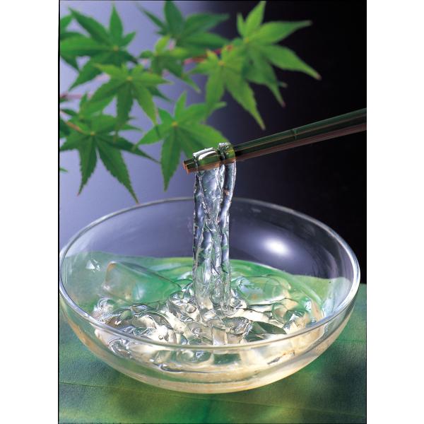 ところ天の様に細く切ったくずが蜜と一緒に入っています。濃縮されていますので、器に移し氷水でお好みの濃さに薄めてお箸でお召し上がり下さい。3種類の味をお楽しみいただけます。内容：くずきりそうめん(黒糖・梅・抹茶)各3個賞味期限：常温で30日間...