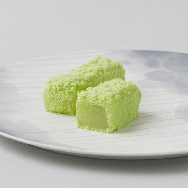 松江藩・松平不昧公の御菓席で用いられた和菓子です。奥出雲の質の高いもち米を使用し、自社の石臼で水挽している求肥は、モチモチと弾力があって、歯切れが良いのが特徴です。上質な甘さが風味を引き立てます。ひとつひとつ心をこめて手作業でお作りしていま...