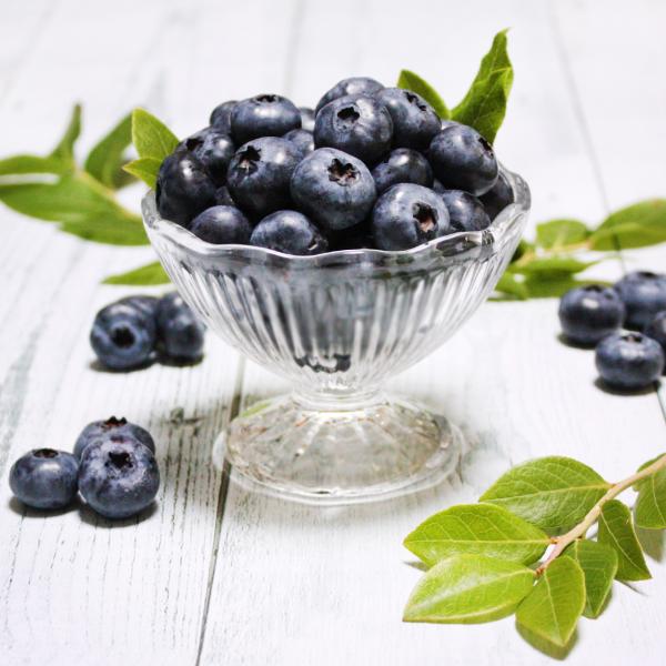 水資源の豊富な奥大山で栽培したブルーベリーを鮮度が損なわれないようすぐに冷凍してパックに詰めました。良質な水と肥沃な黒ボク土で育てたブルーベリーは味がとても濃厚で果肉もしっかりとしています。ジュースやスムージー、お菓子づくりの材料としてはも...