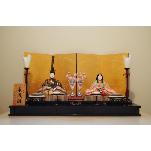 木目込人形界の名門・真多呂人形の三代目「三世・金林真多呂」が手掛ける親王飾りのおひなさまセットです。伝統的な金襴生地を用いて、落ち着いた色彩の中にも豪華さを表現した大型の木目込人形です。色糸を細かく織り上げた繊細な生地のお人形を黒塗の飾台が...