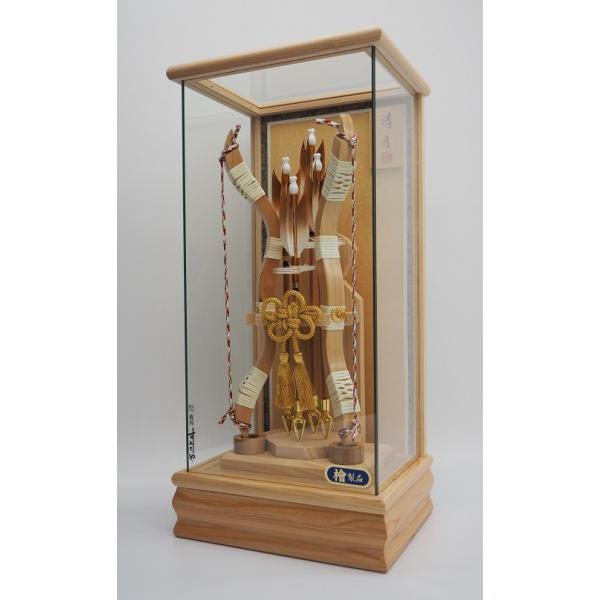 檜のケースに収納されたコンパクトな破魔弓飾りです。ケースとともに破魔弓自体も白木造りでまとめた明るく爽やかなお正月飾りです。東西南北の四方を守る四本の矢と、それを司る二本の弓が美しく配置されています。ケースの前面には柱が無いので、破魔弓をゆ...