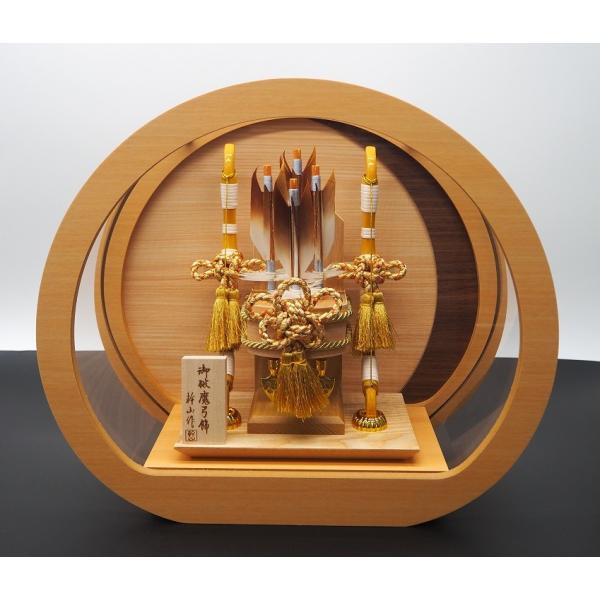 円型のアクリルケースに箙(えびら)飾りの破魔弓を配した個性的なお正月飾りです。「箙」は矢籠を表します。伝統的な破魔弓を曲線を生かしたケースに合わせることで、和室にも洋室にも馴染むインテリア感覚のお正月飾りとなりました。白木のケースに合わせて...