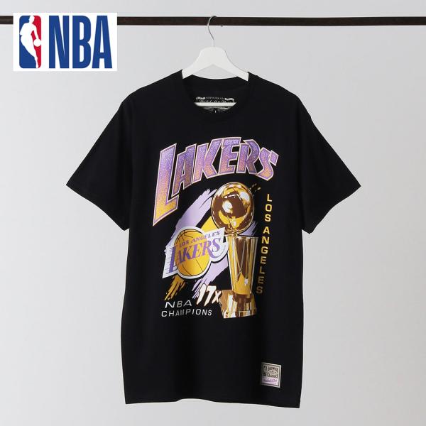 【 商品説明 】Mitchell&amp;Nessより、NBA好きにはたまらないプリントTシャツが登場しました。アメリカ合衆国・カリフォルニア州ロサンゼルスに本拠を置くNBAの歴史の中で最も成功したチームと言えるロサンゼルス・レイカーズ。チ...