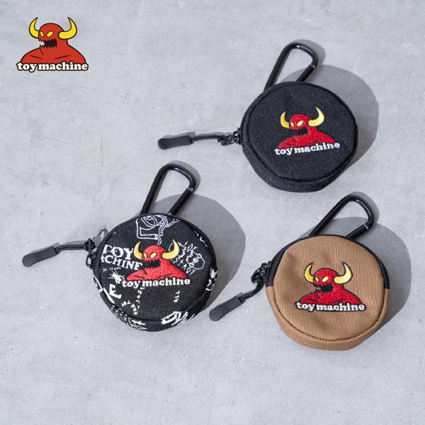 【 商品説明 】DESIGNモンスターロゴが刺繍で落とし込まれた丸型のコインケース。カラビナが備わっておりパンツのベルトループなどに括り付けることが可能。走ったり転んだりアクティブに遊ぶ、まさにスケーターに打って付けのアイテム。さり気ないプ...